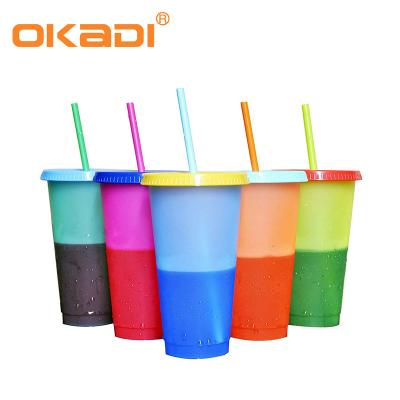 Cina Caffetti da caffè estivi Tazze che cambiano colore Tazze fredde da 24 oz 5 Tazze riutilizzabili Copri e cannucce Set di 5 in vendita