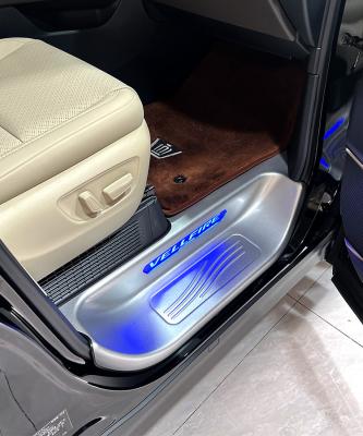 Cina Striscia di soglia di luce LED per auto con pedali e striscia per porta Toyota 2024 100% testata in vendita