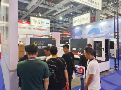 Cina Velocità alternata 0-35 r/min Macchina di levigatura automatica per la debburring della ruggine in vendita