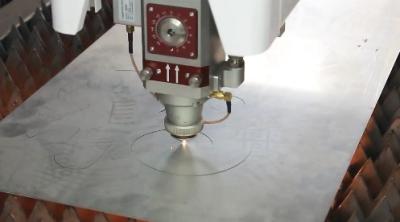 Cina Macchina di taglio laser a fibra di metallo CNC 1500W con funzionamento a onde continue in vendita