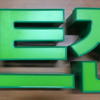 中国 CE証明書 E9 エッジチャネルーム トリムキャップライトボックス レターボード メタルLEDサイン アルミニウムチャネルレター折りたたみ機 販売のため