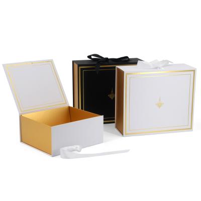Cina Contenitore di regalo di compera magnetico pieghevole di logo della stampa del cartone su ordinazione della carta con il nastro in vendita