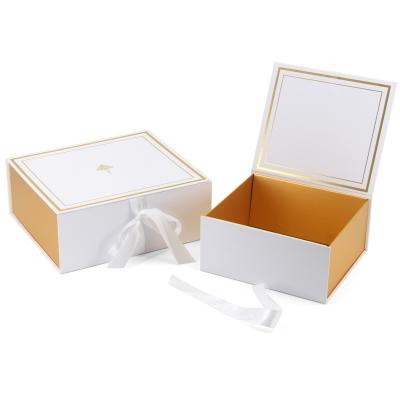 Cina Contenitore di regalo di compera magnetico pieghevole di logo della stampa del cartone su ordinazione della carta con il nastro in vendita