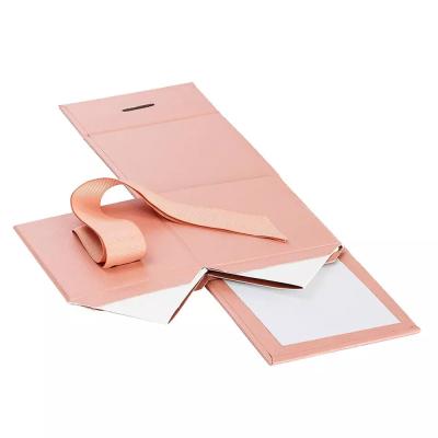 Cina Contenitore d'imballaggio di scintillio del pacchetto di piegatura di gioielli rosa su ordinazione dell'anello con la chiusura del nastro in vendita
