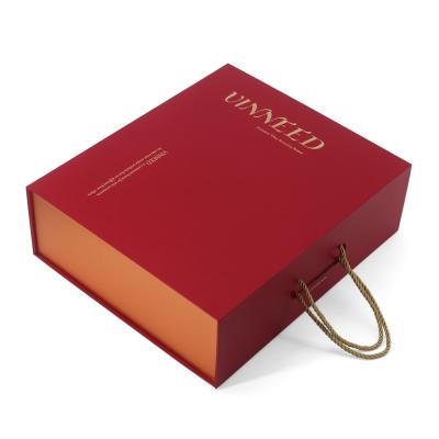 Cina Il logo lucido piegante premio su ordinazione del contenitore di regalo degli accessori del vino ha stampato la scatola di carta rigida con la maniglia in vendita