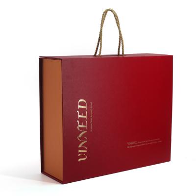 Cina Il logo lucido piegante premio su ordinazione del contenitore di regalo degli accessori del vino ha stampato la scatola di carta rigida con la maniglia in vendita