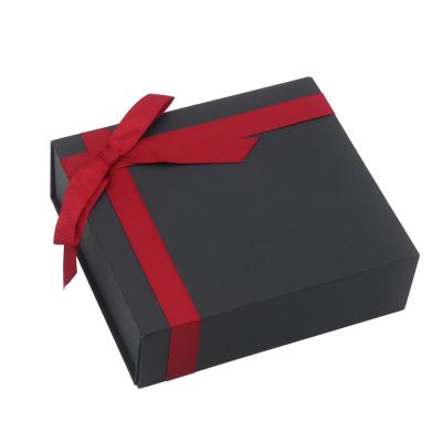 Cina Contenitore di regalo di carta premio su misura di piegatura del legame del nastro delle scatole di presentazione di logo CMYK Pantone in vendita