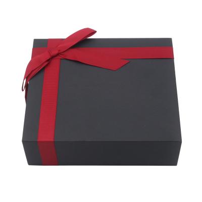 Cina Contenitore di regalo di carta premio su misura di piegatura del legame del nastro delle scatole di presentazione di logo CMYK Pantone in vendita