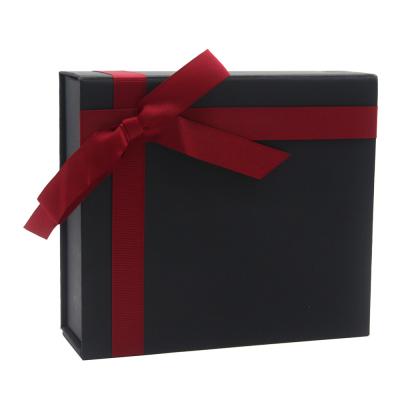Cina Contenitore di regalo di carta premio su misura di piegatura del legame del nastro delle scatole di presentazione di logo CMYK Pantone in vendita