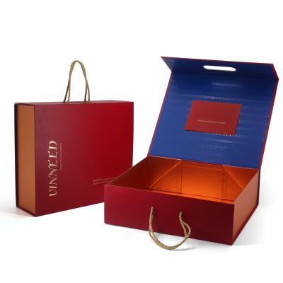 Cina Imballaggio con maniglie della scatola regalo pieghevole magnetica personalizzata in vendita