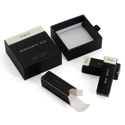Cina Olio essenziale Perfume 10 ml rotolo su bottiglia a rulli di vetro scatola di imballaggio personalizzata in vendita