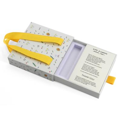 Cina Logo personalizzato stampato Stile rigido rigido riciclabile imballaggio carta cartonata cassetto scorrevole scatole regalo con nastro in vendita