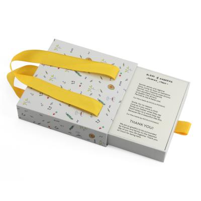 Cina Logo personalizzato stampato Stile rigido rigido riciclabile imballaggio carta cartonata cassetto scorrevole scatole regalo con nastro in vendita