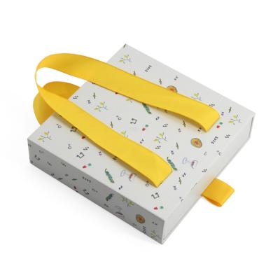 Cina Logo personalizzato stampato Stile rigido rigido riciclabile imballaggio carta cartonata cassetto scorrevole scatole regalo con nastro in vendita