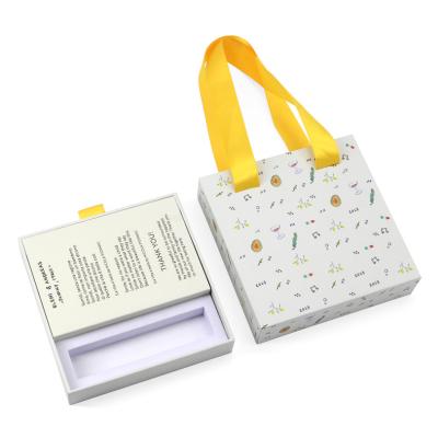 Cina Logo personalizzato stampato Stile rigido rigido riciclabile imballaggio carta cartonata cassetto scorrevole scatole regalo con nastro in vendita