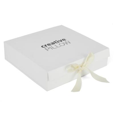 Cina Colore bianco piegante dei contenitori di regalo del cartone di stampa dell'OEM con la chiusura di seta del nastro in vendita
