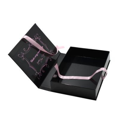 Cina Contenitore di regalo della carta di colore del nero di Matt con stampa di progettazione su misura arco del nastro in vendita