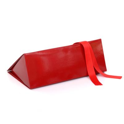 Cina Colore rosso di carta stampato a forma di triangolo del contenitore di regalo con la chiusura del nastro in vendita