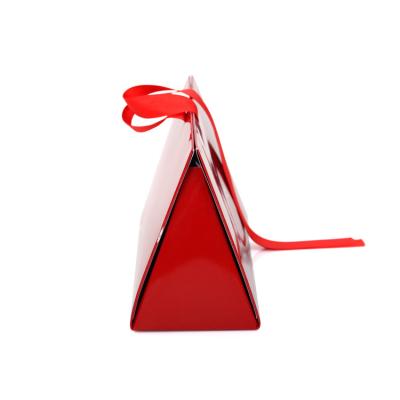 Cina Colore rosso di carta stampato a forma di triangolo del contenitore di regalo con la chiusura del nastro in vendita