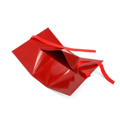 Cina Colore rosso di carta stampato a forma di triangolo del contenitore di regalo con la chiusura del nastro in vendita