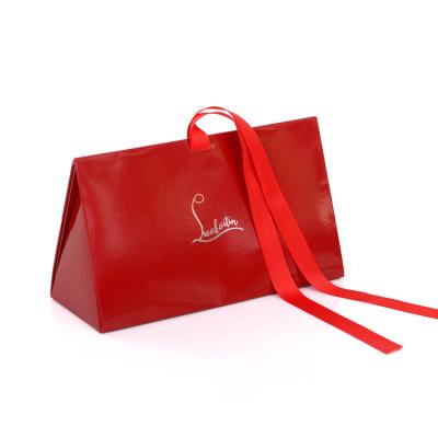 Cina Colore rosso di carta stampato a forma di triangolo del contenitore di regalo con la chiusura del nastro in vendita