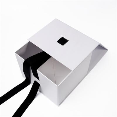 Cina Scatole rigide di piegatura magnetica bianca su ordinazione con il nastro per l'imballaggio del regalo in vendita