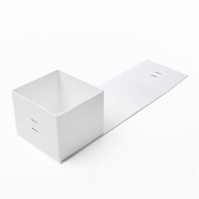 Cina Scatole rigide di piegatura magnetica bianca su ordinazione con il nastro per l'imballaggio del regalo in vendita