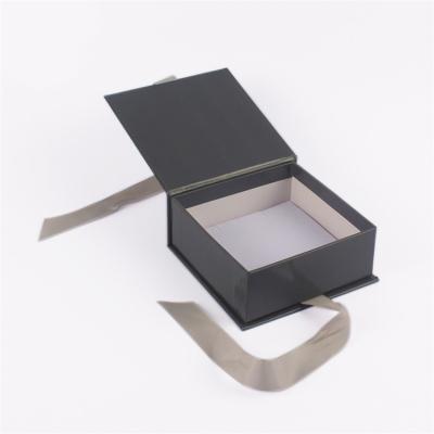 Cina Il contenitore di regalo quadrato della carta di Handmaded con il nastro ha chiuso laminazione lucida/opaca in vendita