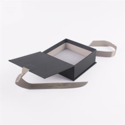 Cina Il contenitore di regalo quadrato della carta di Handmaded con il nastro ha chiuso laminazione lucida/opaca in vendita