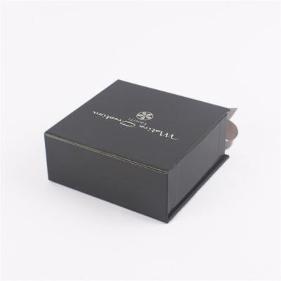 Cina Il contenitore di regalo quadrato della carta di Handmaded con il nastro ha chiuso laminazione lucida/opaca in vendita
