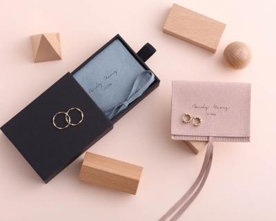 Cina Scatola d'imballaggio personale rosa di lusso stampata su ordinazione di Jewelery del braccialetto con il sacchetto in vendita