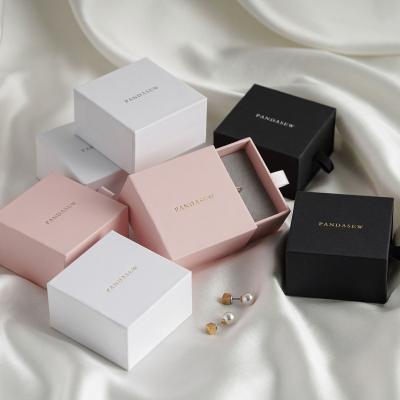 Cina Contenitore di regalo d'imballaggio dell'esposizione dei gioielli su ordinazione di Logo Printed Black Cute Slide con la maniglia del nastro in vendita