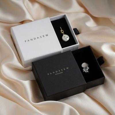 Cina Contenitore di regalo d'imballaggio dell'esposizione dei gioielli su ordinazione di Logo Printed Black Cute Slide con la maniglia del nastro in vendita