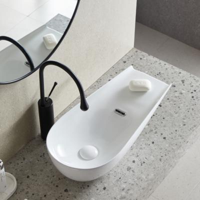 中国 潮州衛生陶器バスルームクロークルームソリッドサーフェス洗面器シンクセラミック洗面台カウンタートップ洗面台 販売のため