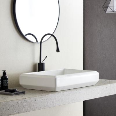 Cina Lavabi da appoggio in ceramica bianca premium moderna, lavabo artistico irregolare semplice per hotel, sala da pranzo, lavaggio a mano in vendita