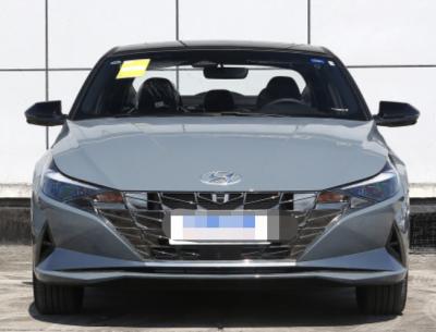 ヒュンダイ・エラントラ2022 240TGDi DCTのルクスの上のFalgshipの版4ドア5の座席セダンの小型乗用車