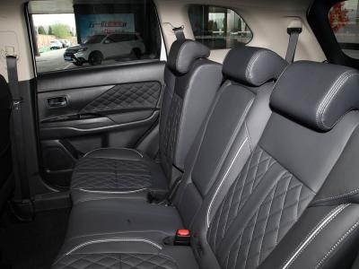 中国 三菱アウトランダー2021 2.4L 4WD スマート7人乗りを所有：広々とした2+3+2レイアウト、10L/100kmの燃費 販売のため