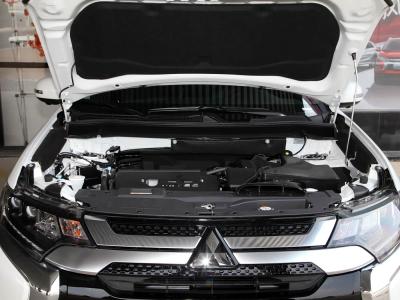 中国 三菱アウトランダー2021 2.4L 4WD スマート7人乗りを所有：広々とした2+3+2レイアウト、10L/100kmの燃費 販売のため