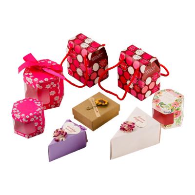 China CMYK Pantone Colour Printing Wedding Party Foldable Candy Paper Gift Box with Handles for sale