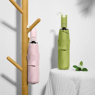 Cina Ombrello sole e pioggia completamente automatico con maniglia di blocco a colori solidi stile di design a tre pieghe in vendita