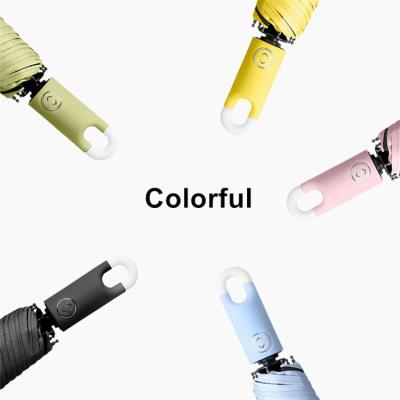 Cina Ombrello sole e pioggia completamente automatico con maniglia di blocco a colori solidi stile di design a tre pieghe in vendita