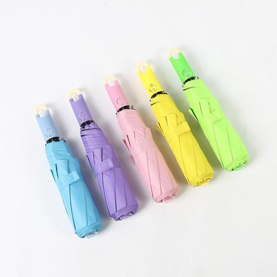Cina Ombrello sole e pioggia completamente automatico con maniglia di blocco a colori solidi stile di design a tre pieghe in vendita