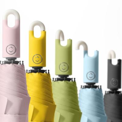 Cina Ombrello sole e pioggia completamente automatico con maniglia di blocco a colori solidi stile di design a tre pieghe in vendita