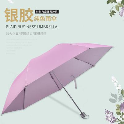 China Custom Logo Print 7K 3 vouwde paraplu met plastic handvat en 94cm open diameter Te koop
