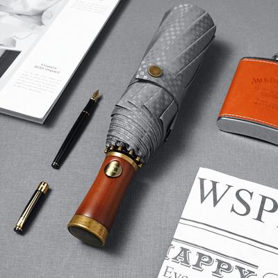 Cina X315 Disegno in legno Automatico a prova di vento per uomo ombrello a tre pieghe colore personalizzato in vendita