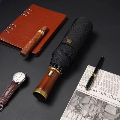 Cina X315 Disegno in legno Automatico a prova di vento per uomo ombrello a tre pieghe colore personalizzato in vendita
