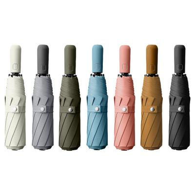 Cina 190T Nylon Triple Fold Umbrella per supporto a prova di vento e personalizzazione del logo in vendita