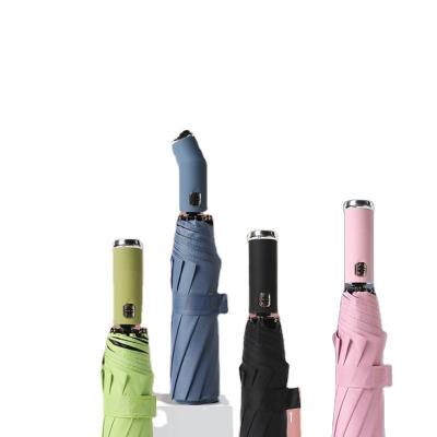 China Op maat gemaakte ontwerpen Geaccepteerd Winddicht Drievoudig Automatisch Paraplu met LED zaklamp Te koop
