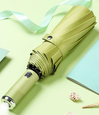 China Desenhos personalizados aceitos guarda-chuva automática de três dobras à prova de vento com lanterna LED à venda