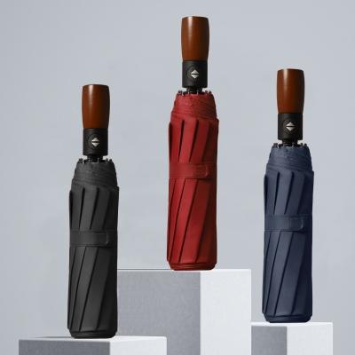 China 3 Opvouwbare automatische bedrijfsparaplu met op maat gemaakte logo en houten handvat Te koop